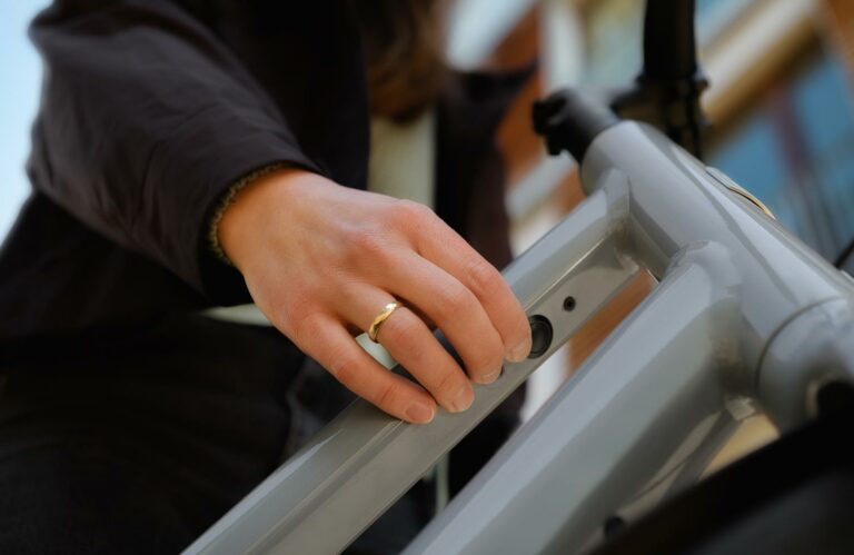Ampler's Juna and Axel: lightweight e-bikes with smart features for ...