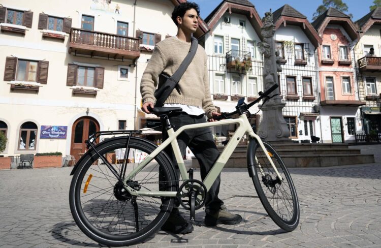 World premiere: the ADO Air 30 Ultra combines a hub motor and a triple ...
