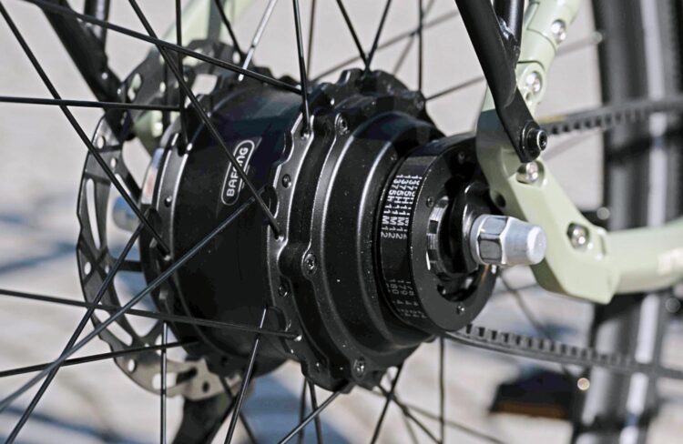 World premiere: the ADO Air 30 Ultra combines a hub motor and a triple ...