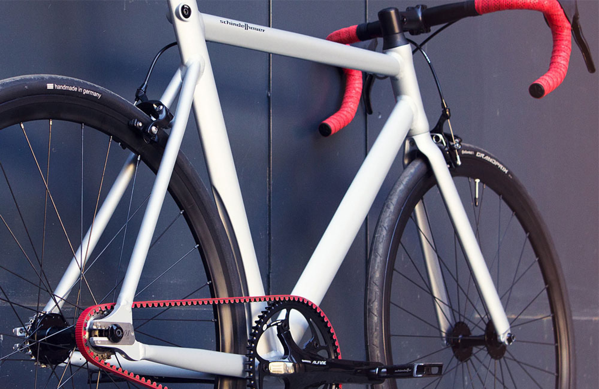 Limited Edition: Schindelhauer Viktor Red Race mit rotem Zahnriemen ...